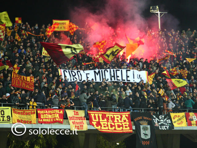IL VIDEO. Gli ULTRA' LECCE: notte d'amore, fumogeni e cori per CIRO E ...